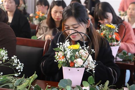 龙里洗马：花艺比拼庆佳节活动方琴妇女节