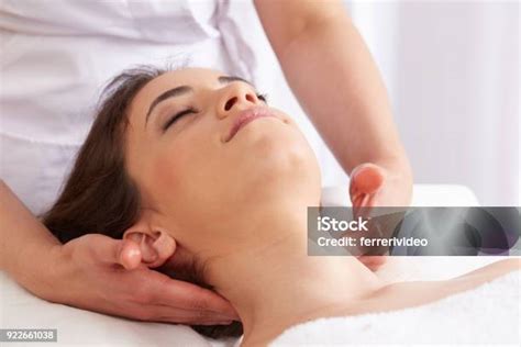 여자 휴식을 즐기고 얼굴 미용 스파 센터에서 마사지 가꿔주기에 대한 스톡 사진 및 기타 이미지 가꿔주기 건강관리와 의술 건강한 생활방식 Istock