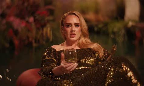 Adele Brinda Con Una Copa De Vino En El Nuevo Vídeo De ‘i Drink Wine