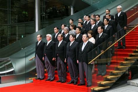 だらし内閣集合写真の修整が「雑すぎる加工」になったお粗末すぎる背景、カメラマン・元政治部記者が指摘する「スタッフ人材不足」｜ニュース