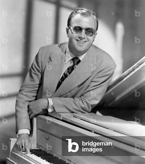Image Of George Shearing Portrait Wearing Sunglasses While Leaning On