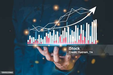 사업가 핸드 쇼 스톡 차트 그래프 표시기와 상승 주식 기호를 보여주는 금리 금융 및 모기지 금리 개념 이중 노출 이미지 개념에 대한 스톡 사진 및 기타 이미지 Istock