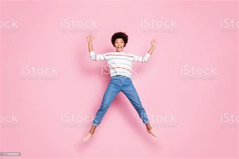 스트라이프 스웨터 고립 파스텔 색상 배경에서 청바지 데님 성형 스타를 입고 점프와 함께 기뻐하는 황홀한 기뻐하는 전체 길이 바디