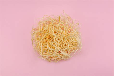 창조적 인 평면 평지 개념 베이지 색 건초와 하나의 붉은 마음으로 만든 사랑의 둥지는 사랑과 사랑의 성장의 상징이다 파라다이스