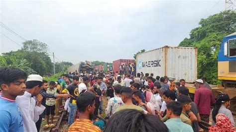 Bangladesh Train Accident बांग्लादेश में दो ट्रेनें आपस में टकराईं 20