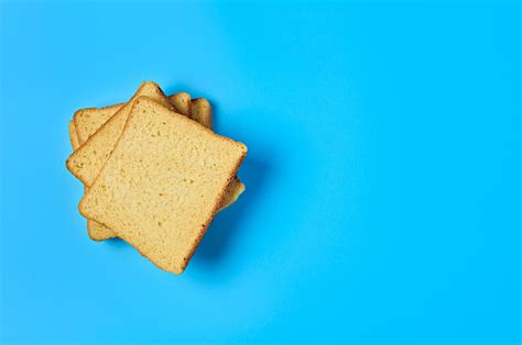 토스트를 위한 노란 바닐라 빵의 사각형 조각 더미는 부엌의 파란색 테이블에 놓여 있습니다 텍스트의 공백입니다 맨 위 보기 3가지 개체에 대한 스톡 사진 및 기타 이미지