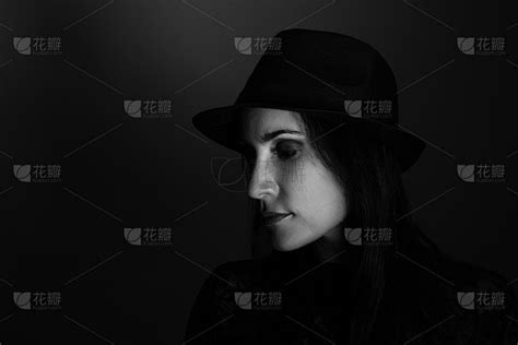 性感的年轻女子