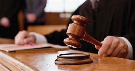ΥΠΑΛΛΗΛΟΣ Ο ΟΠΟΙΟΣ ΕΝ ΓΝΩΣΕΙ ΤΟΥ ΕΞΕΘΕΣΕ ΣΕ ΔΙΩΞΗ ΑΘΩΟ ΤΙΜΩΡΕΙΤΑΙ ΜΕ