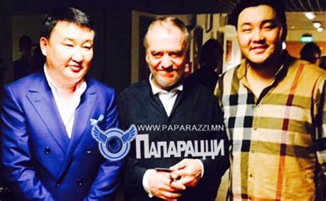 УИХ ын гишүүн Б Наранхүү Мариинскийн удирдаачид алтан гэрэгэ бэлэглэжээ