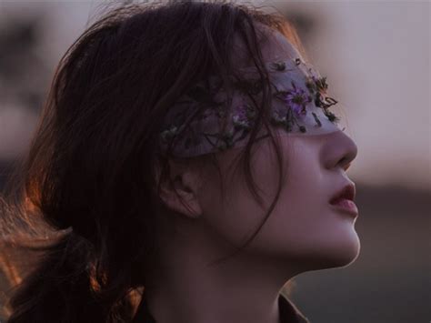 Секс със завързани очи Струва си да опитате