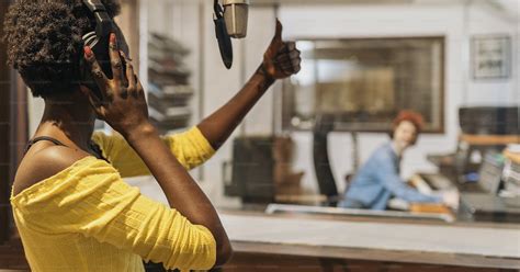 멋진 음악 스튜디오에서 흑인 가수와 함께 일하는 남성 음악 프로듀서의 스톡 사진 사진 Unsplash의 스페인 이미지