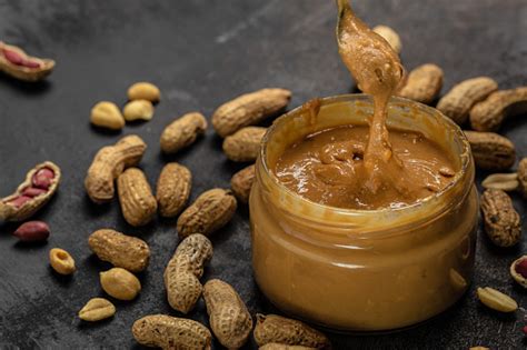 유리 항아리에 땅콩 버터와 회색 배경에 숟가락 미국 디저트 개념 평면도 텍스트를위한 장소 0명에 대한 스톡 사진 및 기타 이미지 Istock