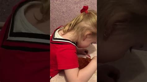 Девочка ест красную икру Youtube