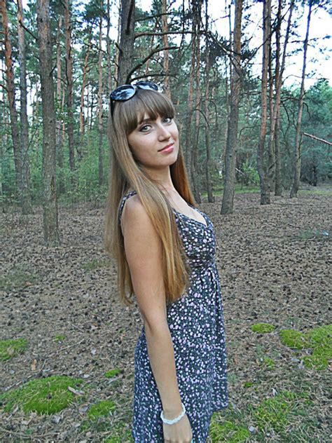Фотосет красотки в платье на фоне клумбы Лучшие фото девушек в