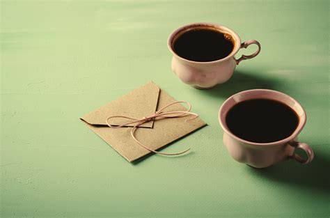 연애 편지 봉투 및 2 핑크 컵 커피 발렌타인 카드입니다 수평 평평 하다 0명에 대한 스톡 사진 및 기타 이미지 0명 개념
