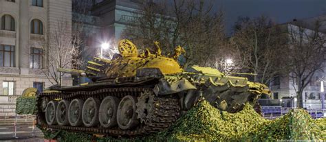 Перед посольством РФ в ФРГ стоит подбитый российский танк