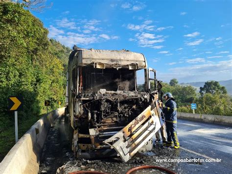 CaminhÃo pega fogo na BR 277 e carga Ã salva graÃas a agilidade dos