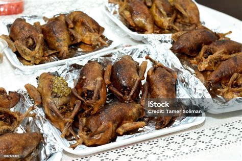 이집트 하맘 마흐시 또는 박제 스쿼브 아랍 요리 쌀과 프리케로 가득 이집트 전통 박제 비둘기 요리 가득 찬에 대한 스톡 사진 및