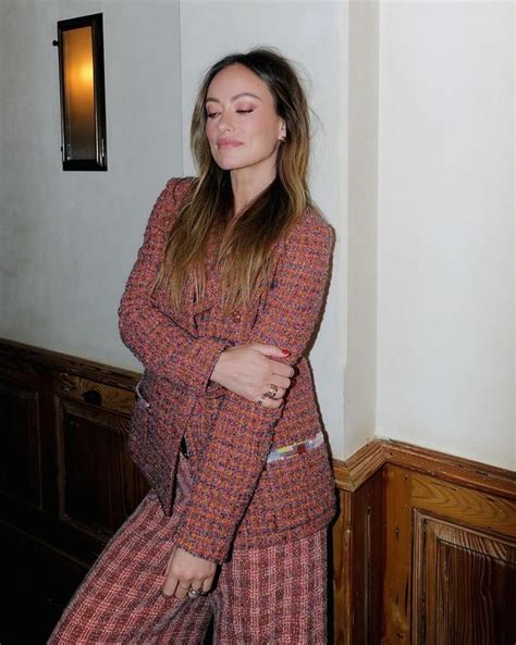 Olivia Wilde Surge Deslumbrante Vestido Decotado E Hipnotiza
