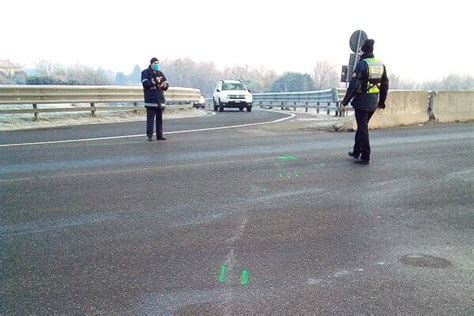 Incidente A Villasanta Auto Sfonda Il Guard Rail E Vola Dalla Parte