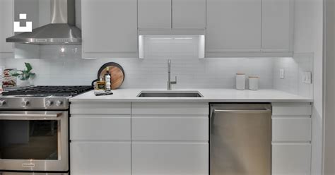 흰색 캐비닛과 스테인리스 스틸 가전제품이 있는 주방 사진 Unsplash의 무료 내부 이미지