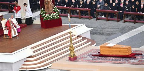 In Una Piazza San Pietro Gremita Di Fedeli L Ultimo Commosso Saluto A Papa Ratzinger Italiani It