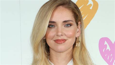 Valerio Staffelli Consegna Il Tapiro D Oro A Chiara Ferragni