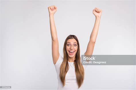 재미 있는 여자 지원 좋아하는 팀 제기 팔 까지 착용 사양 및 캐주얼 T 셔츠 고립 된 흰색 배경 T 셔츠에 대한 스톡 사진 및