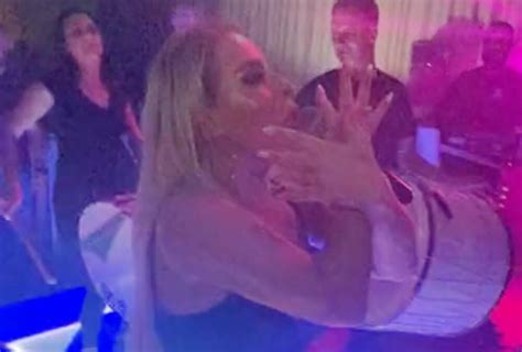 Selma Bajrami Pjevala Kosovske Pjesme I Pokazivala Dvoglavog Orla