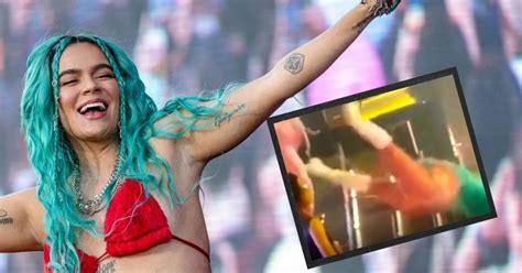 Karol G La Aparatosa Caída Que Sufrió En Vivo Durante Un Concierto En