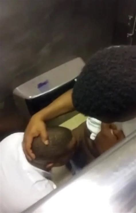Public Fun Flagra Mamada No Wc Caught Suck Thisvid Com