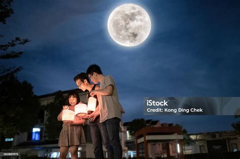 어린이와 조카가 종이 등불을 들고 있는 아시아계 중국인 아버지 가을 축제를 축하합니다 Mid Autumn Festival에 대한