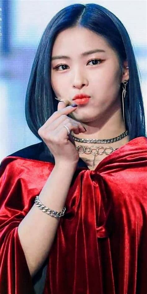 Itzy Ryujin Wallpapers Top Free Itzy Ryujin Backgrounds Wallpaperaccess