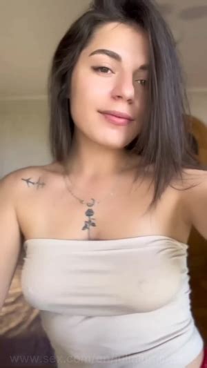 Nikki Mills Naked And Flirty