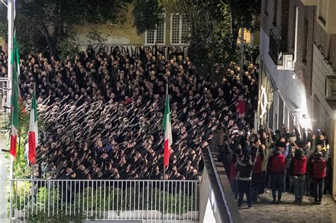 Acca Larentia E Piazza Dei Mirti Persone Indagate Per Saluti Romani E Apologia Del Fascismo