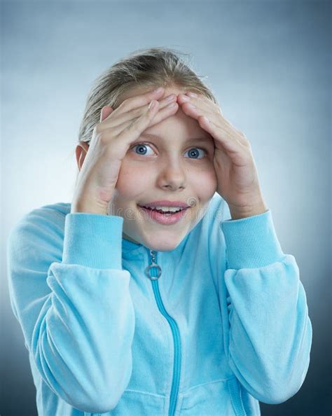 Милая маленькая девочка стоковое изображение изображение насчитывающей невиновно 26951769