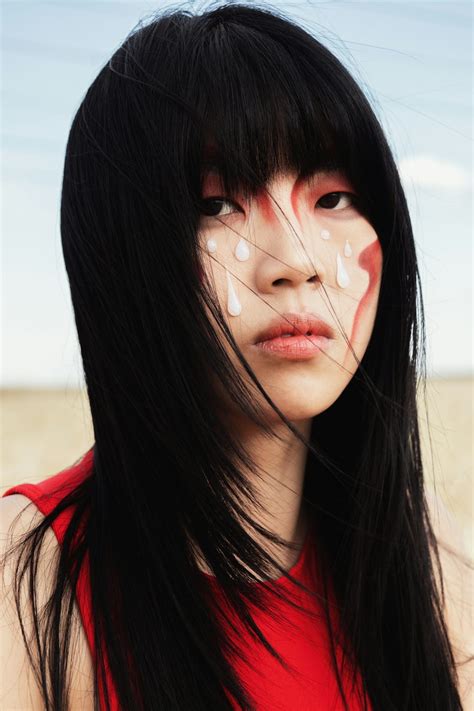 Foto Una Mujer Con Cabello Largo Y Negro Y Pintura Blanca En La Cara