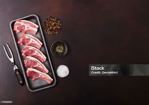 신선한 생 정육점 양고기 쇠고기 컷은 갈색 배경에 빈티지 고기 포크와 플라스틱 쟁반에 강철 보 울에 있는 소금 후추 및 기름 텍스트 공간 고기에 대한 스톡 사진 및 기타