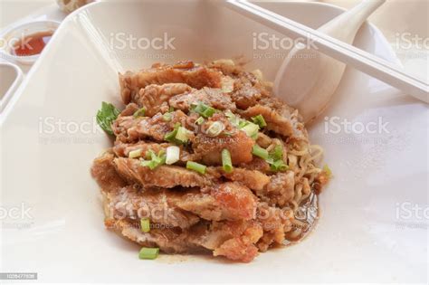 구운된 돼지고기 로스트 흰색에서 노란색 또는 중국 국수와 그릇 길거리 음식 개념 고기에 대한 스톡 사진 및 기타 이미지 고기