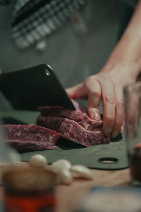 가정 요리 가정 요리사 고기 고기 베는 큰 칼 고기 썰기 국수 기선 날고기 냄비 도마 도살장 뜨거운 냄비