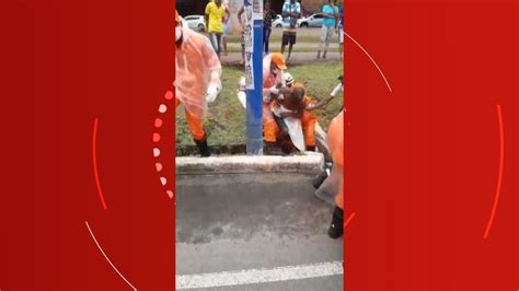 Homem é resgatado por bombeiros após ficar preso em bueiro na Bahia Bahia G