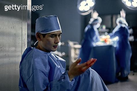 의사 의료계종사자 전문직 외과의사 의사 수술 치료 의학 과학 병원 의료시설 의료직 의료계종사자 피로 물체묘사 실패 컨셉 슬픔