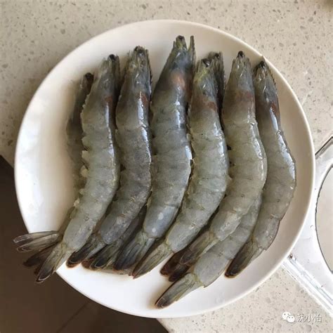 酥脆到可以连皮一起吃掉的椒盐大虾做一盘完全不够吃