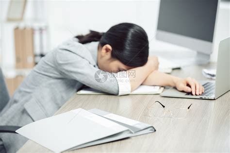 商务女性加班劳累趴桌子睡觉高清图片下载 正版图片501650422 摄图网