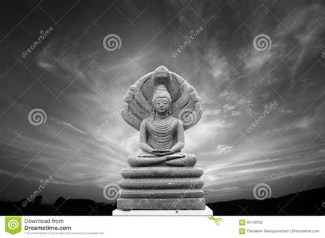 用七个头报道的美好的石菩萨图象，平衡s 库存照片 图片 包括有 视图 游人 极大 小山 泰国 全景 92149702