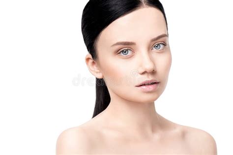 Mujer Morena Desnuda Que Mira La Cámara Aislada En Blanco Imagen De