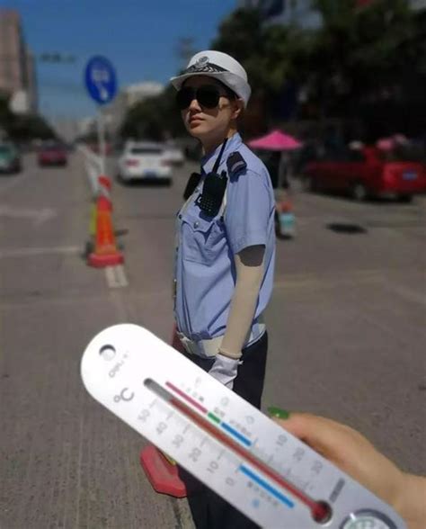 潢川交警烈日下站岗引得台湾友人赠诗点赞 搜狐大视野 搜狐新闻