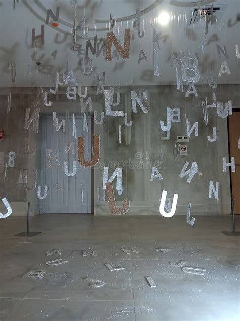 Delante De La Puerta Hay Un Abecedario Al Azar En La Sala Visible En