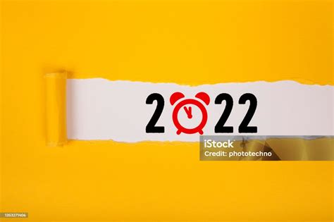 백색 배경에 새해 개념 2022 카운트 다운 시계와 찢어진 종이 0명에 대한 스톡 사진 및 기타 이미지 0명 12시 12월 31일 Istock