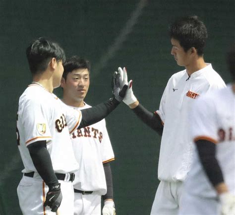 岡本和（左）と手の大きさを比べる秋広。岡本より大きい。（撮影・木村 揚輔） ― スポニチ Sponichi Annex 野球
